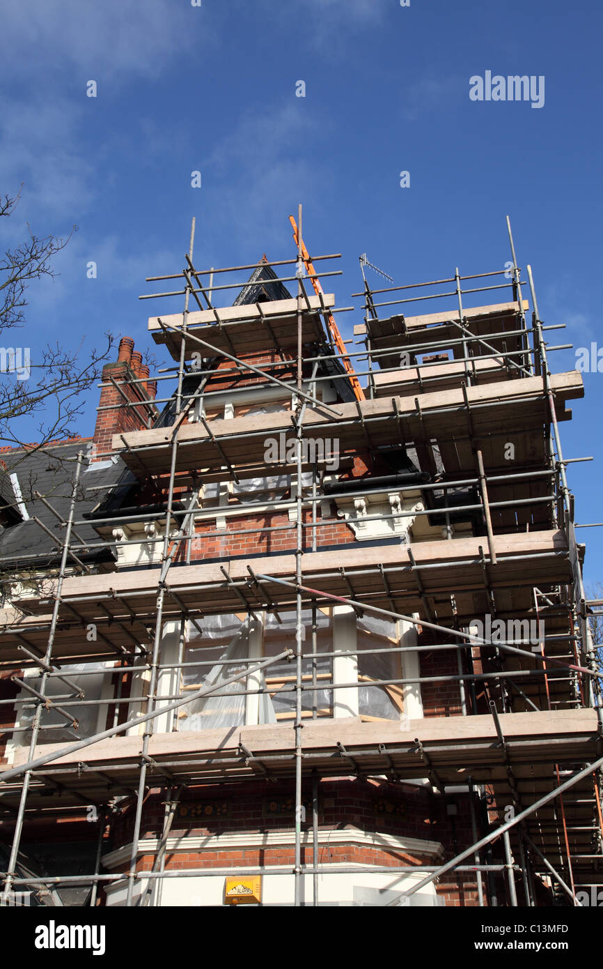 Scaffold scaffolding building house hi-res stock photography and images ...