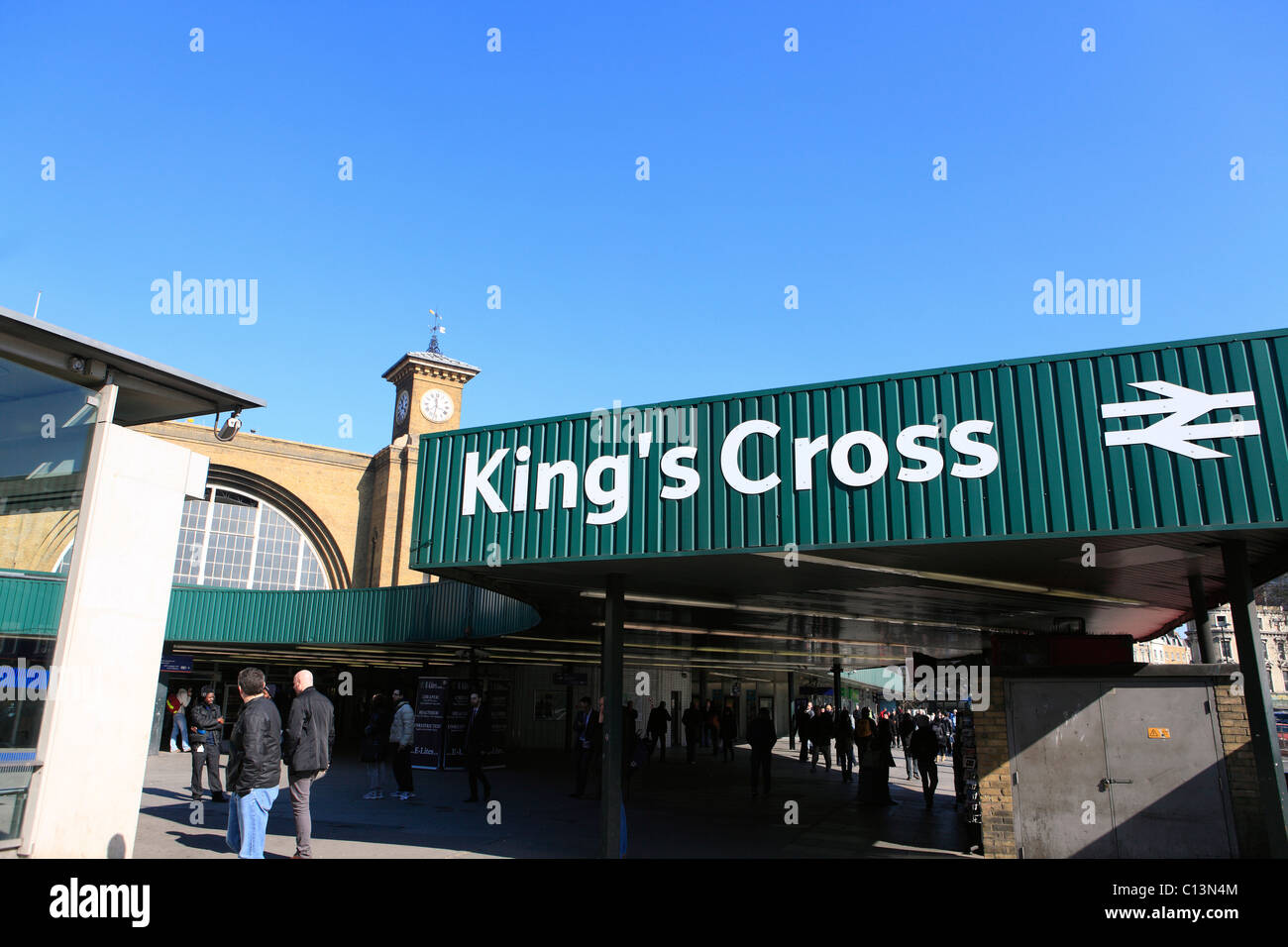 Kings cross station sign hi-res stock photography and images - Alamy