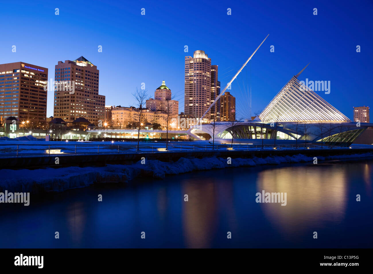 USA, Wisconsin, Milwaukee, Milwaukee Art Museum at night Stock Photo ...