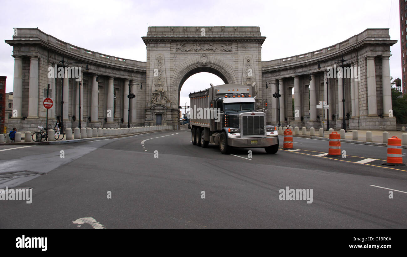 Manhattan bridge entrance hi-res stock photography and images - Alamy