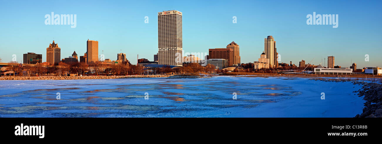 Milwaukee skyline hi-res stock photography and images - Alamy
