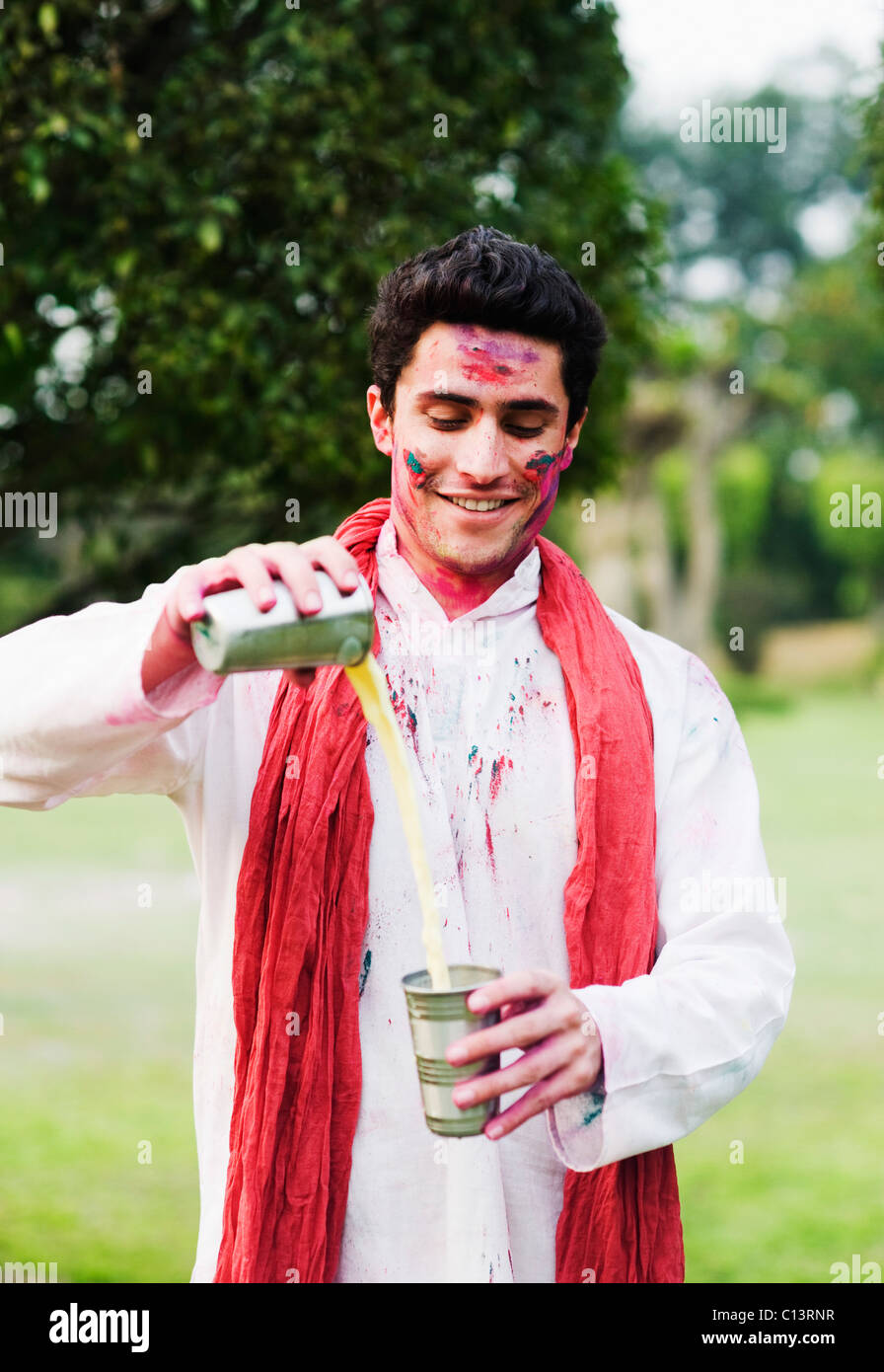 Holi man indian gulal hi-res stock photography and images - Alamy