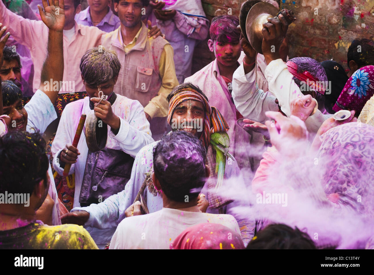 India holi dancing hi-res stock photography and images - Alamy