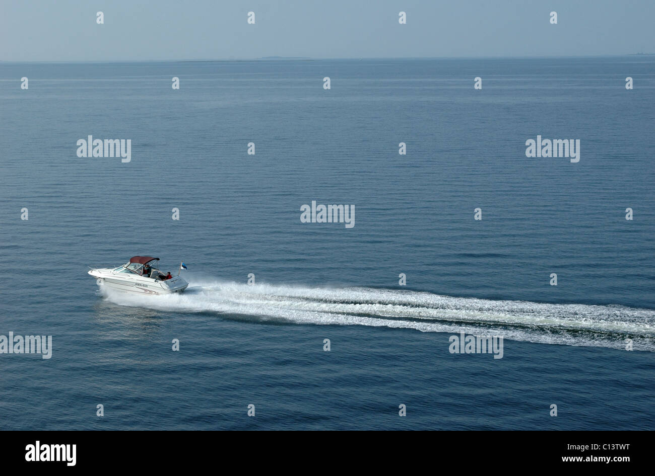 Motorboat foam hi-res stock photography and images - Alamy