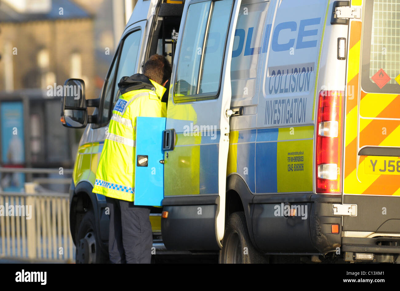 Uk accident paramedic police hi-res stock photography and images - Alamy