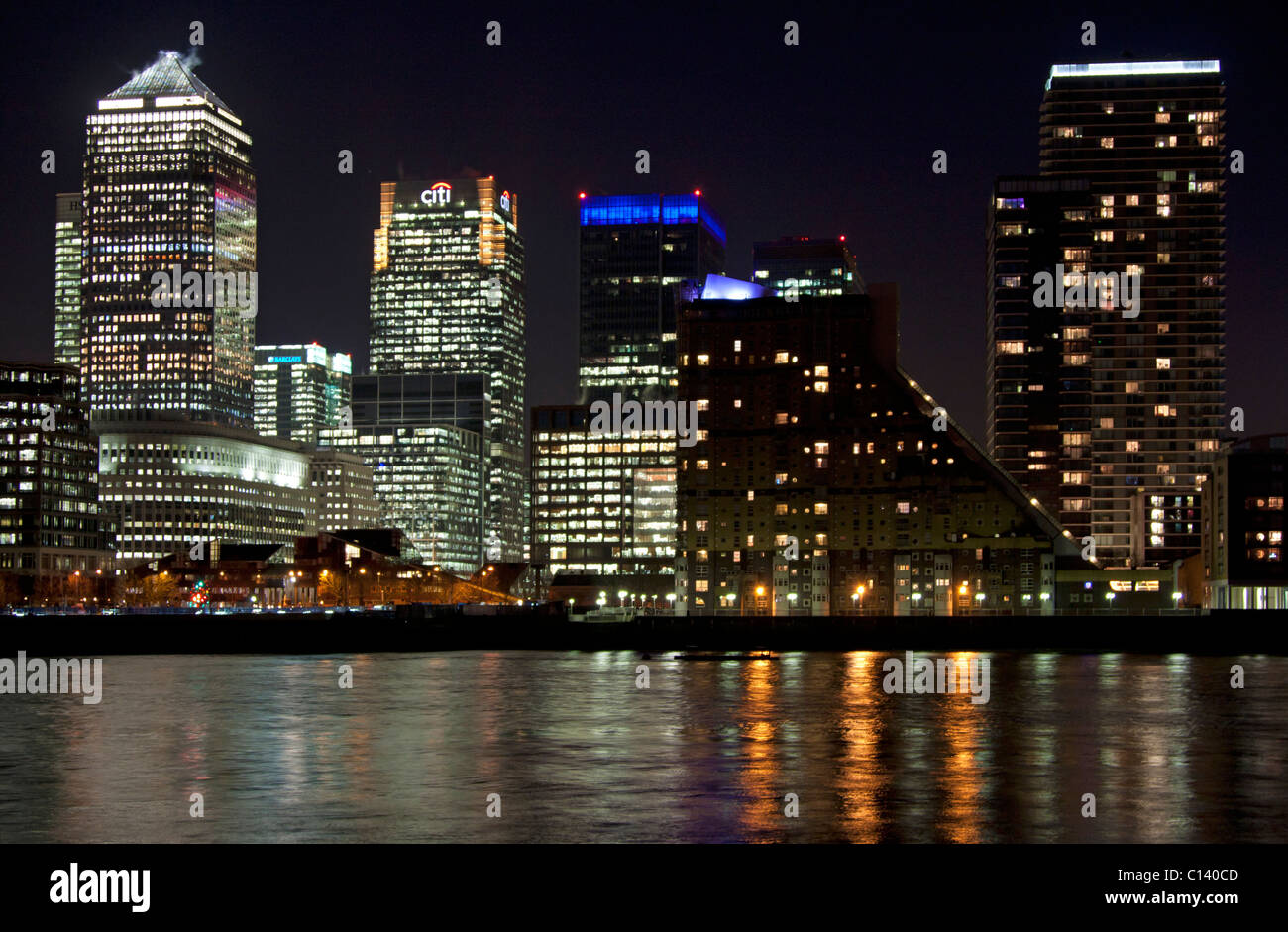 London urban skyline docklands hi-res stock photography and images - Alamy
