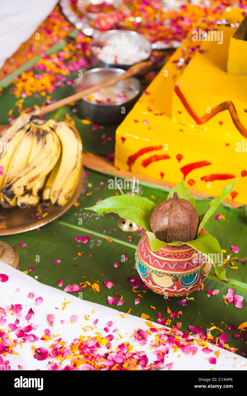 Havan kund hi-res stock photography and images - Alamy