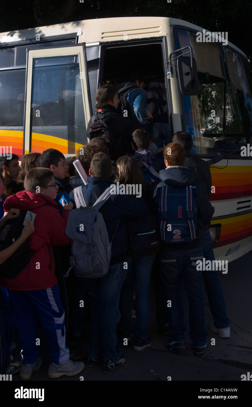 Queue bus italy hi-res stock photography and images - Alamy