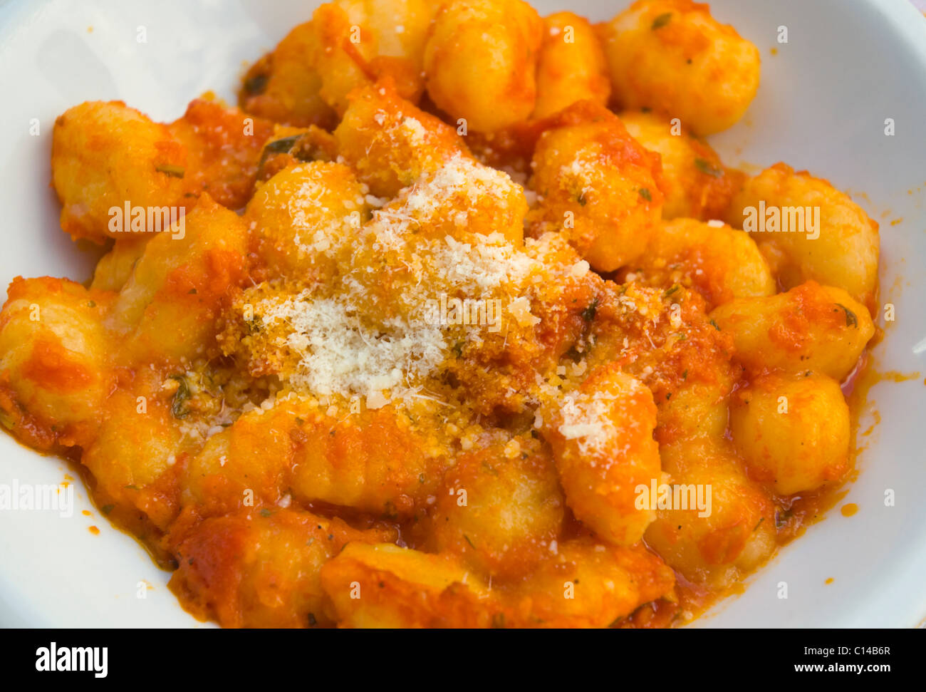 Italy pasta restaurant tomato rome hi-res stock photography and images ...