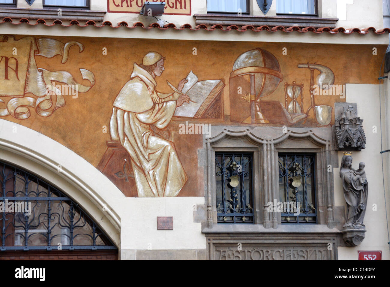 Murals on buildings hi-res stock photography and images - Alamy