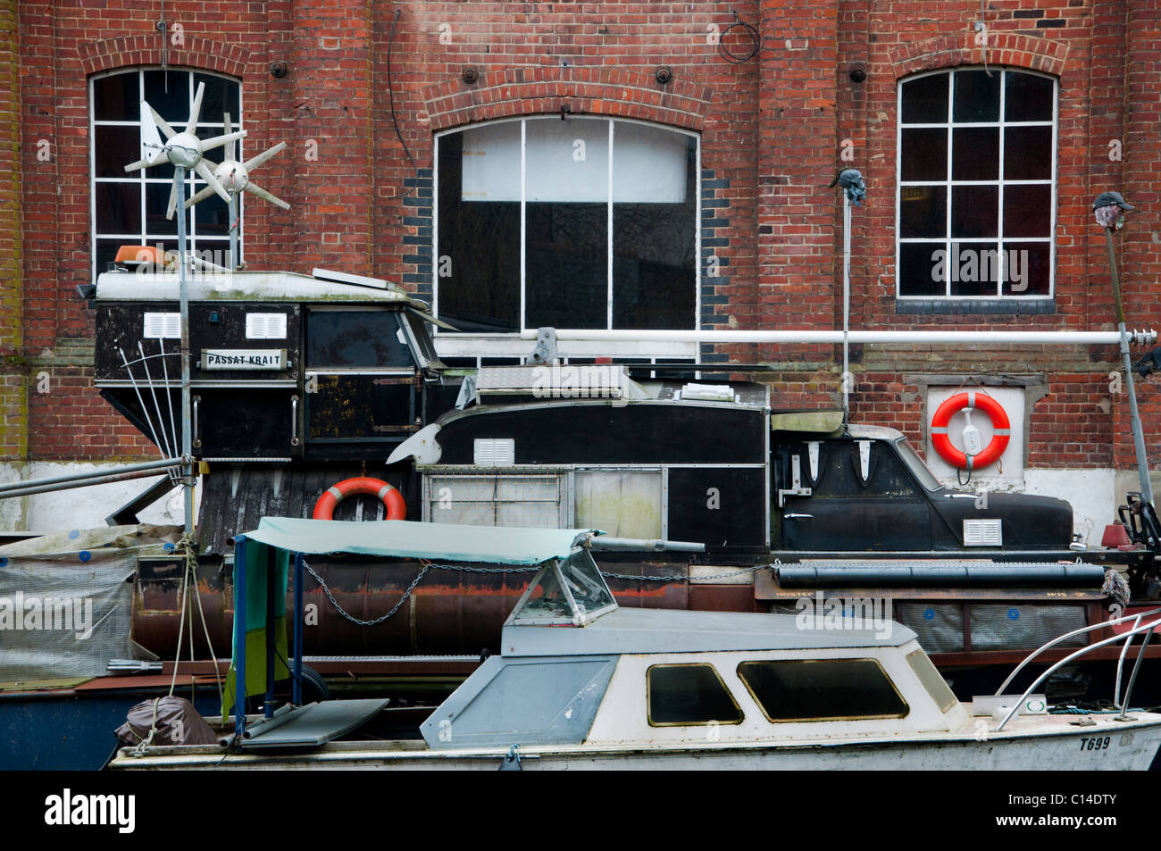 Land rover boat hi-res stock photography and images - Alamy