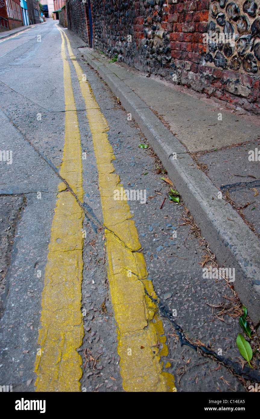 Double yellow lane hi-res stock photography and images - Alamy