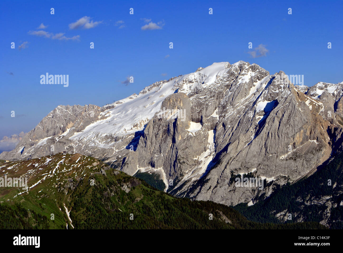 Alpine landscape with mountains, meadows and blue sky in summer Stock ...
