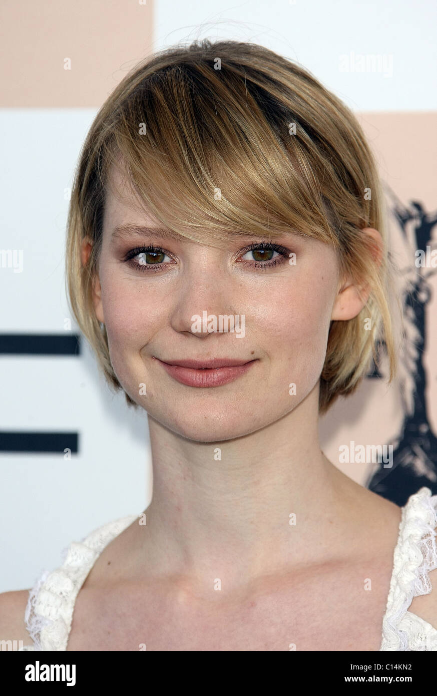 Mia wasikowska independent spirit awards 2011 hi-res stock photography and images - Alamy