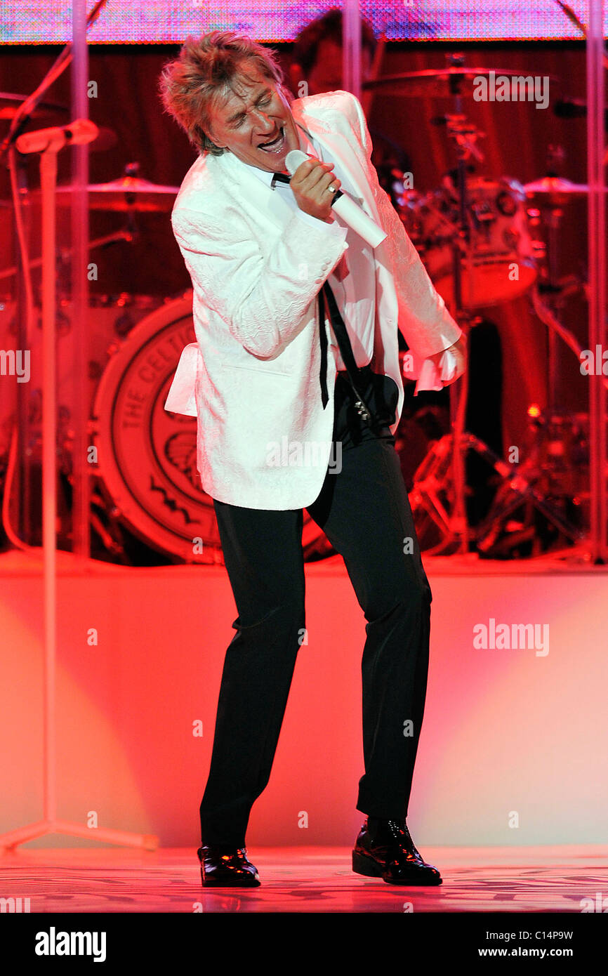 Rod Stewart performs his only American show during his current world ...