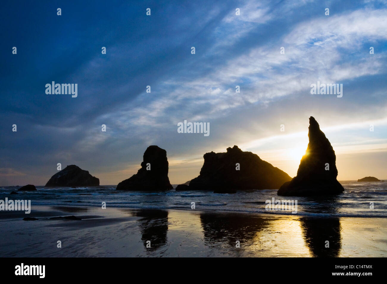 Sea stacks at sunset on Bandon Beach on the Oregon coast Stock Photo ...