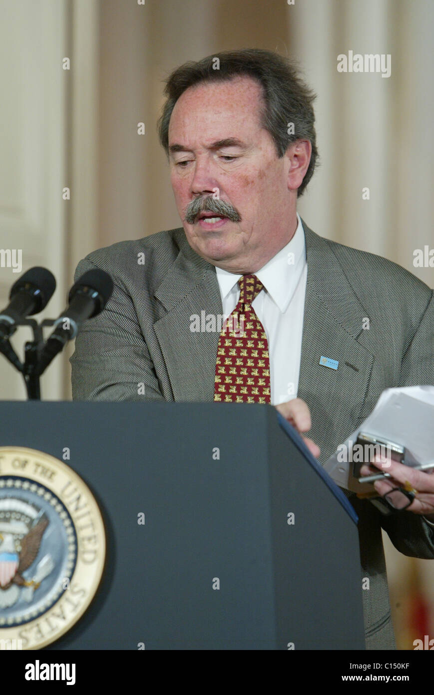Lily ledbetter fair pay act signing hi-res stock photography and images ...