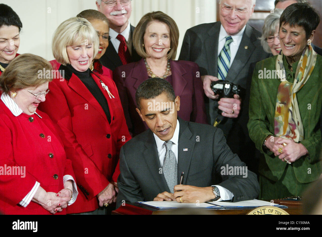 Lily ledbetter fair pay act signing hi-res stock photography and images ...