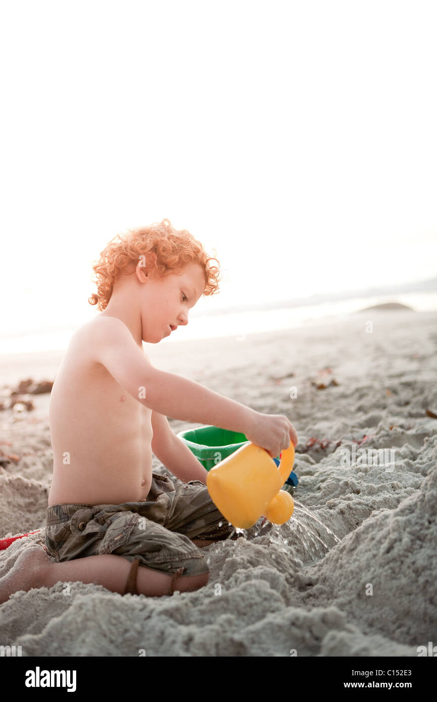 Building sand castle hi-res stock photography and images - Alamy