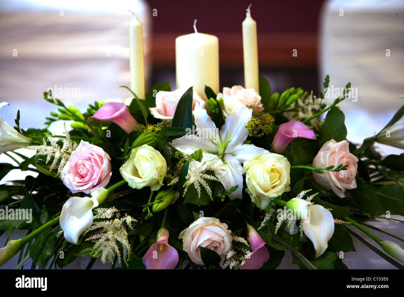 Alter flower arrangement of roses with candles Stock Photo - Alamy