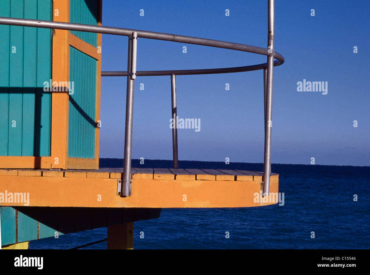 Lifeguard hut and ocean Stock Photo - Alamy