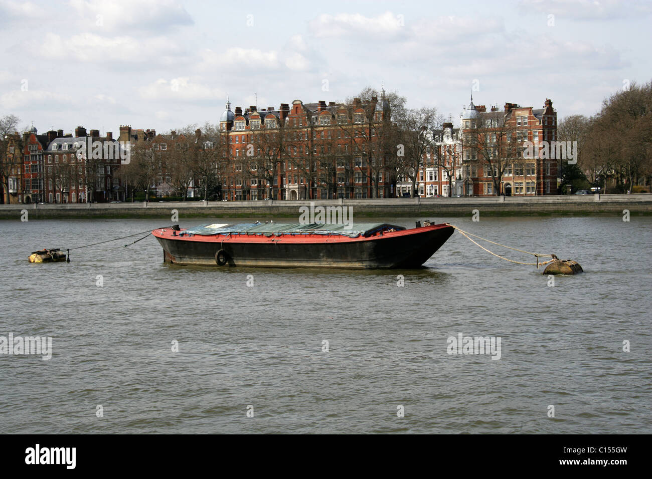 Chelsea thames house boat hi-res stock photography and images - Alamy