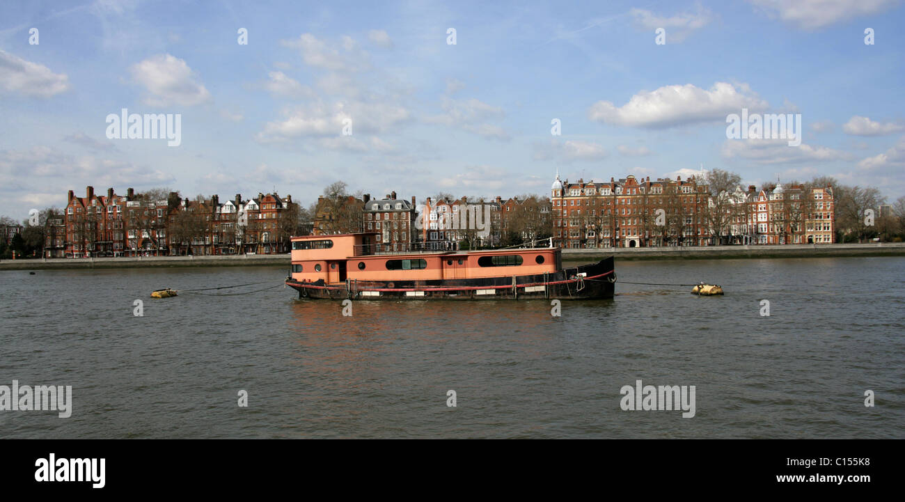 Chelsea thames house boat hi-res stock photography and images - Alamy