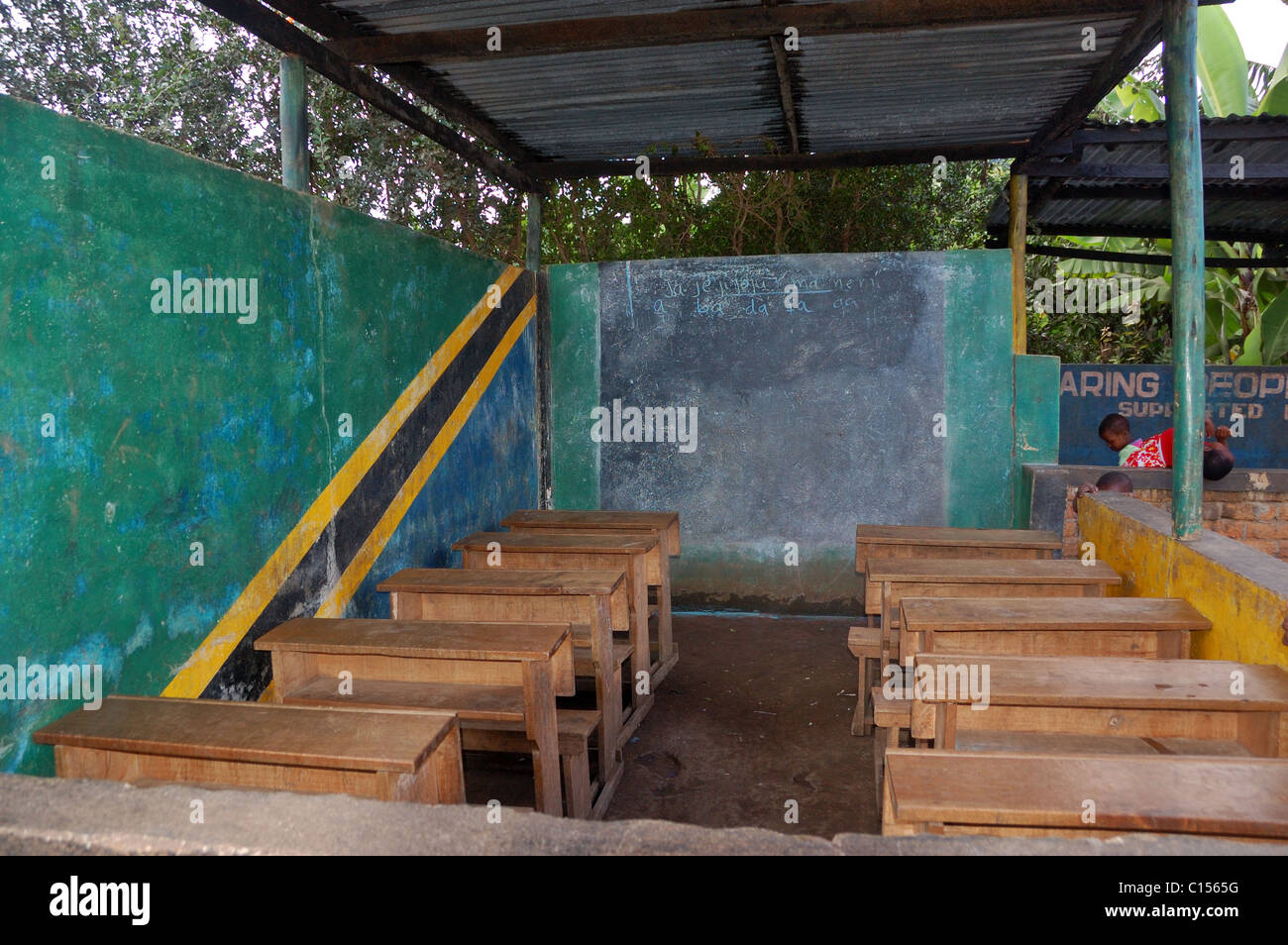 Poor african classroom hi-res stock photography and images - Alamy
