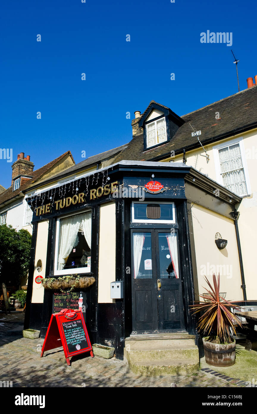 Tudor rose building hi-res stock photography and images - Alamy