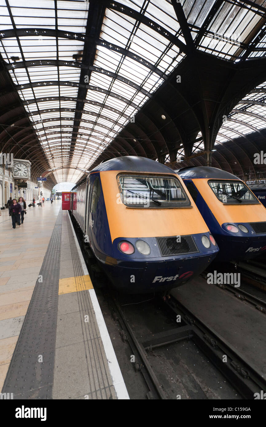 Two trains at Paddington station. Two First Great Western trains await ...