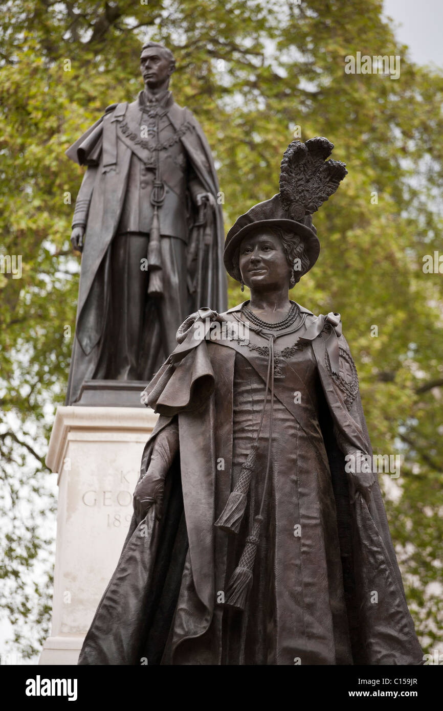 Elizabeth and King George VI of England near The Mall. Bronze statues ...