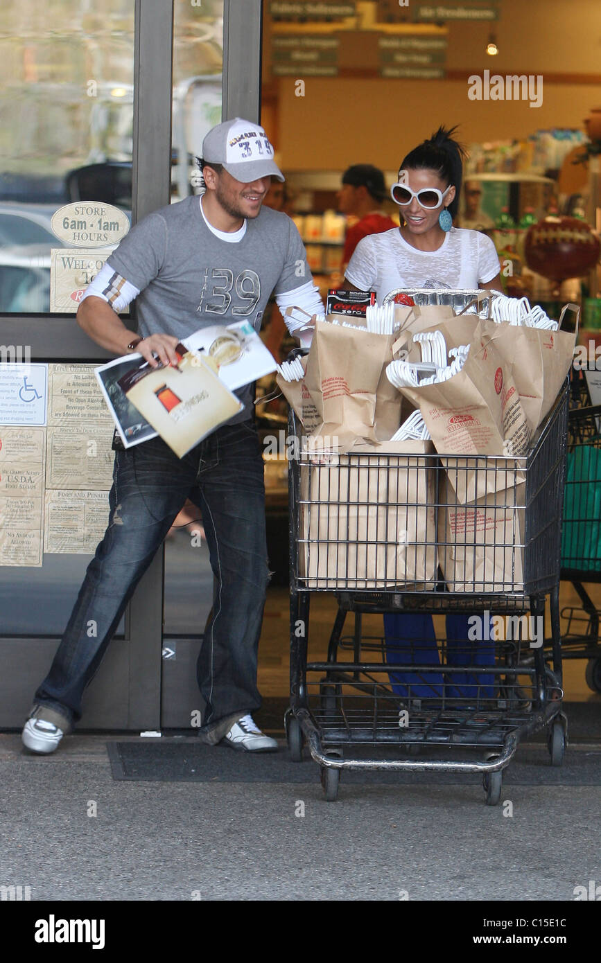 Katie Price and Peter Andre with fully laden trolley's of coat hangers ...