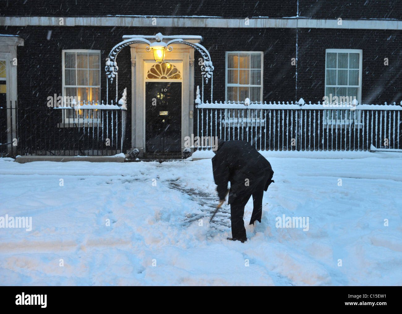 Heavy snowfall arrives in London, England on February 2, 2009 ...