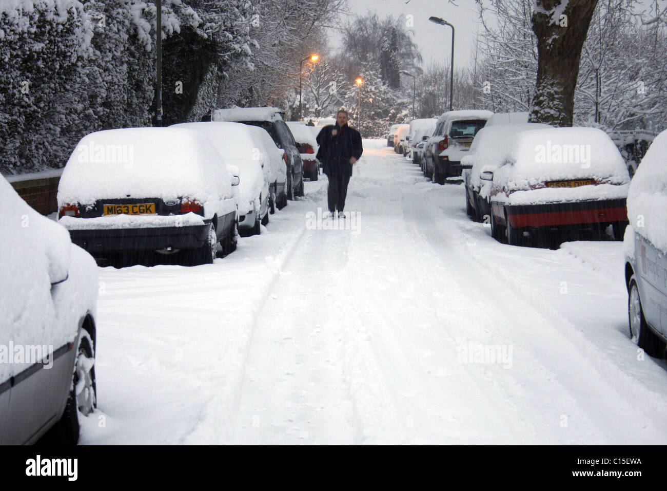 Heavy snowfall arrives in London, England on February 2, 2009 ...