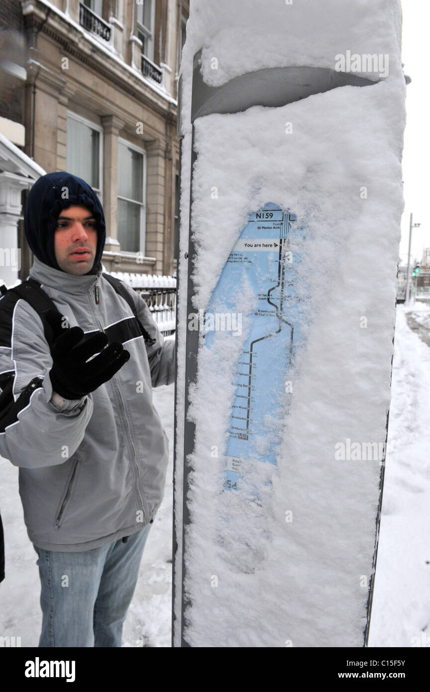 Heavy snowfall arrives in London, England on February 2, 2009 ...