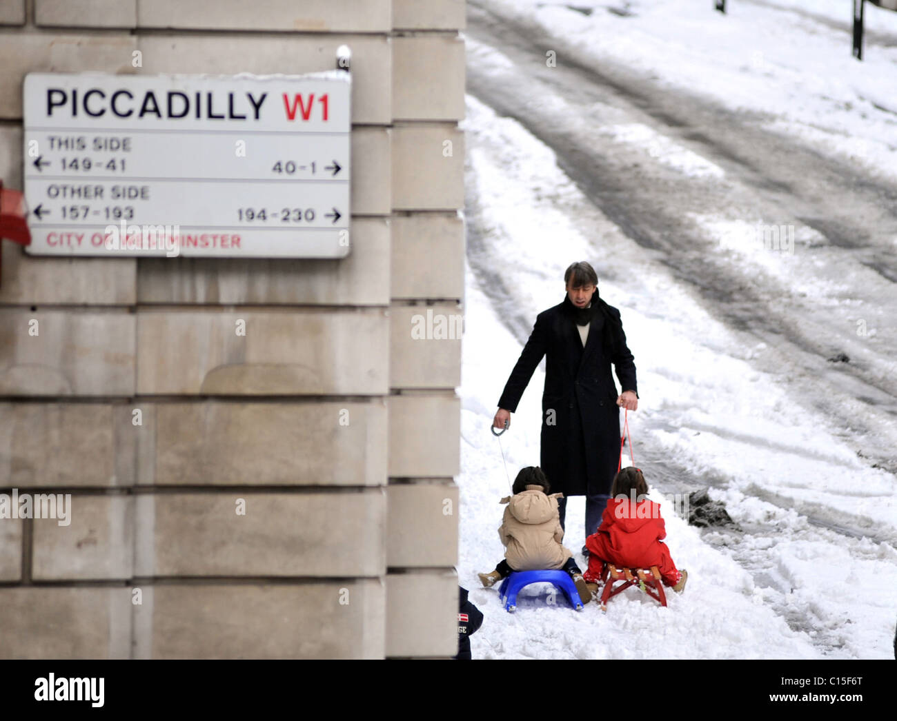 Heavy snowfall arrives in London, England on February 2, 2009 ...