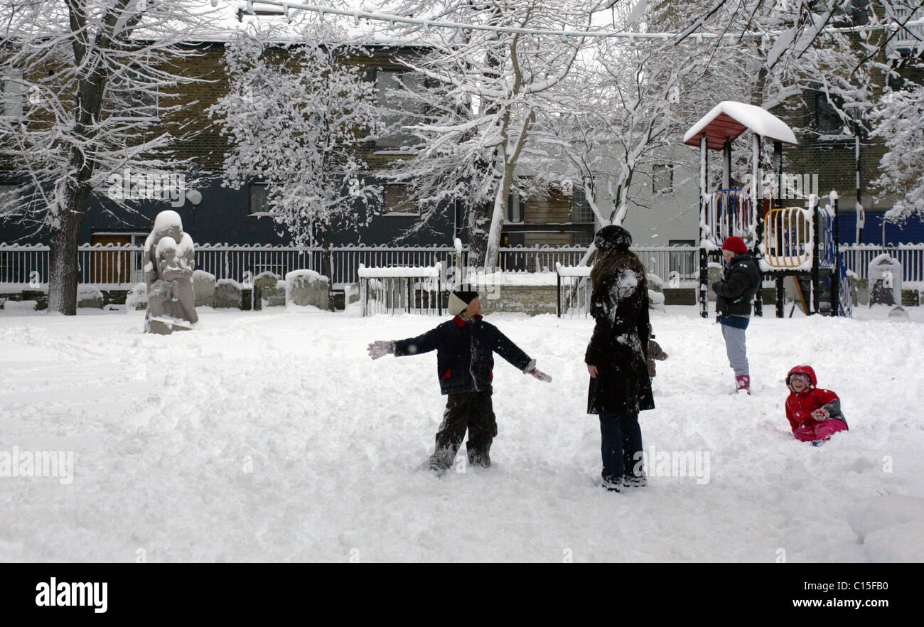 Heavy snowfall arrives in Rotherhithe, London, England on February 2 ...