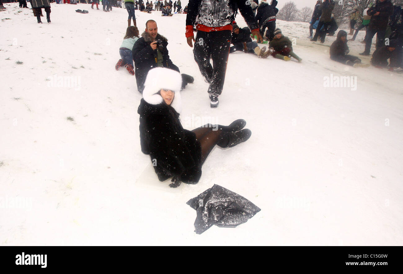Lily Allen makes the most of the snowy weather by heading to Primrose ...