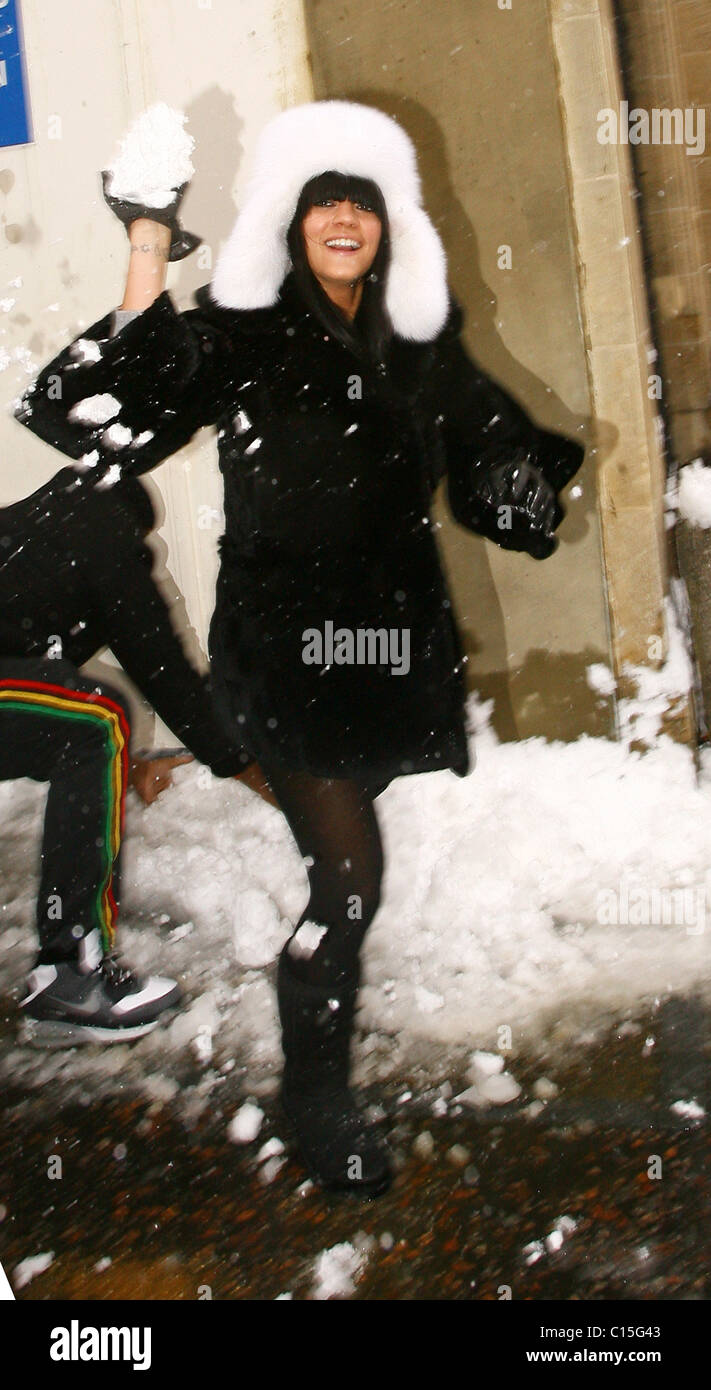 Publicity shy' Lily Allen has a snowball fight with the paparazzi ...