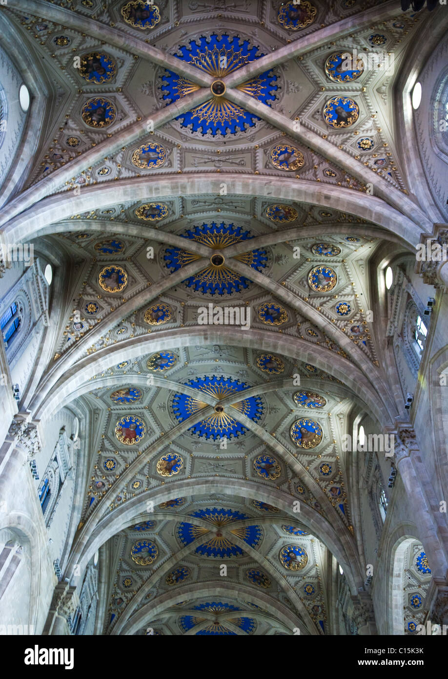 Italy como cathedral duomo inside hi-res stock photography and images ...
