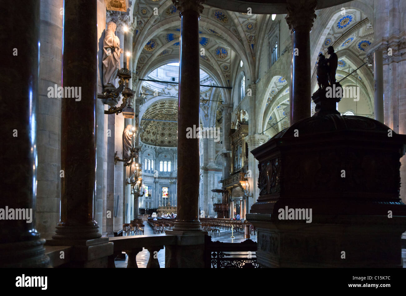 Italy como cathedral duomo inside hi-res stock photography and images ...