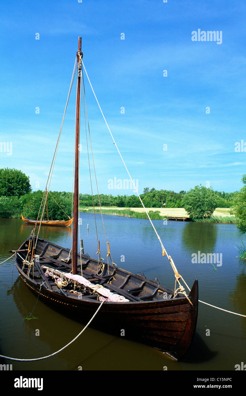 Viking longboat hi-res stock photography and images - Alamy