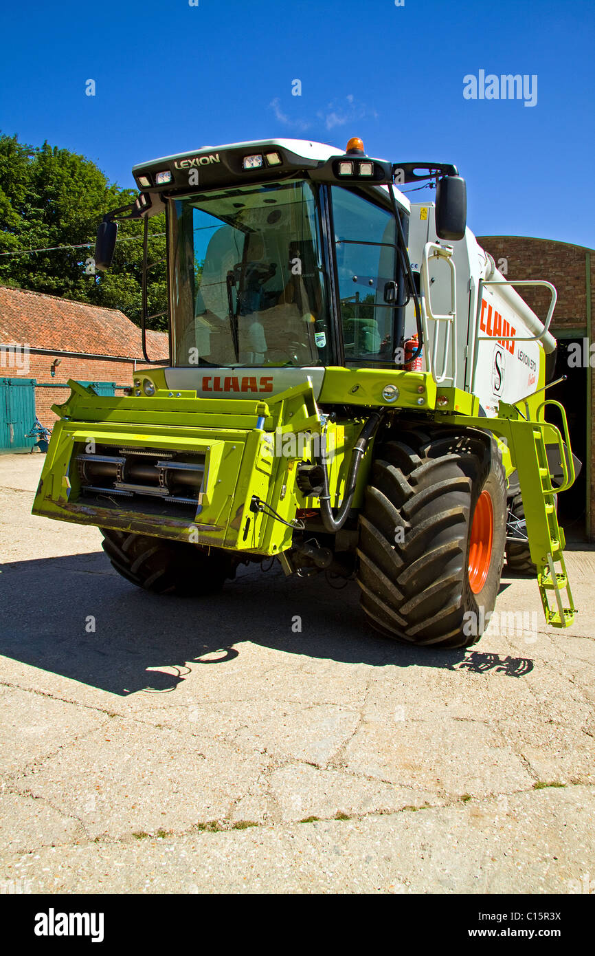Front view of a Combine Harvester- Claas Lexion 570 Stock Photo - Alamy