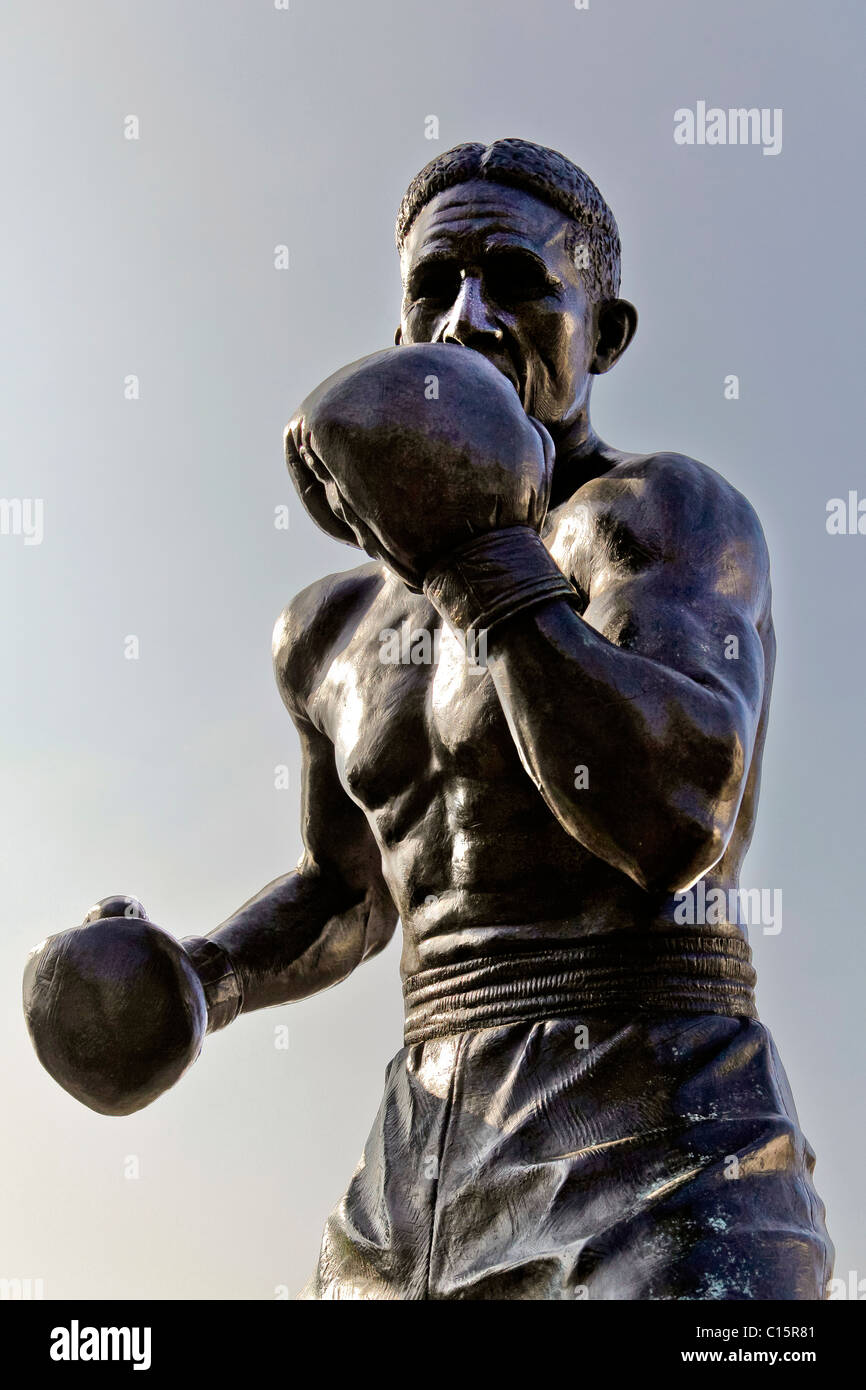 Statue of World Champion boxer, Randolph Turpin, in Warwick,UK Stock ...