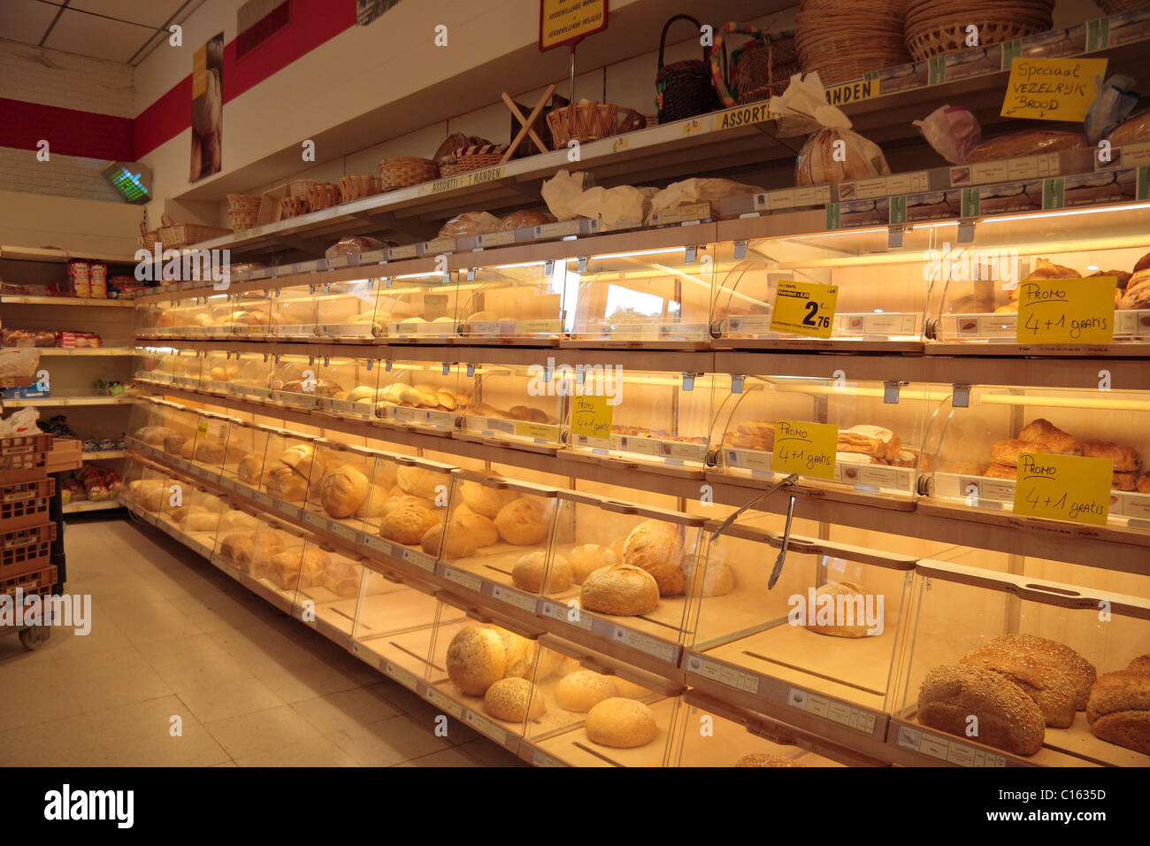 Bread Display Supermarket Stock Photos & Bread Display Supermarket ...