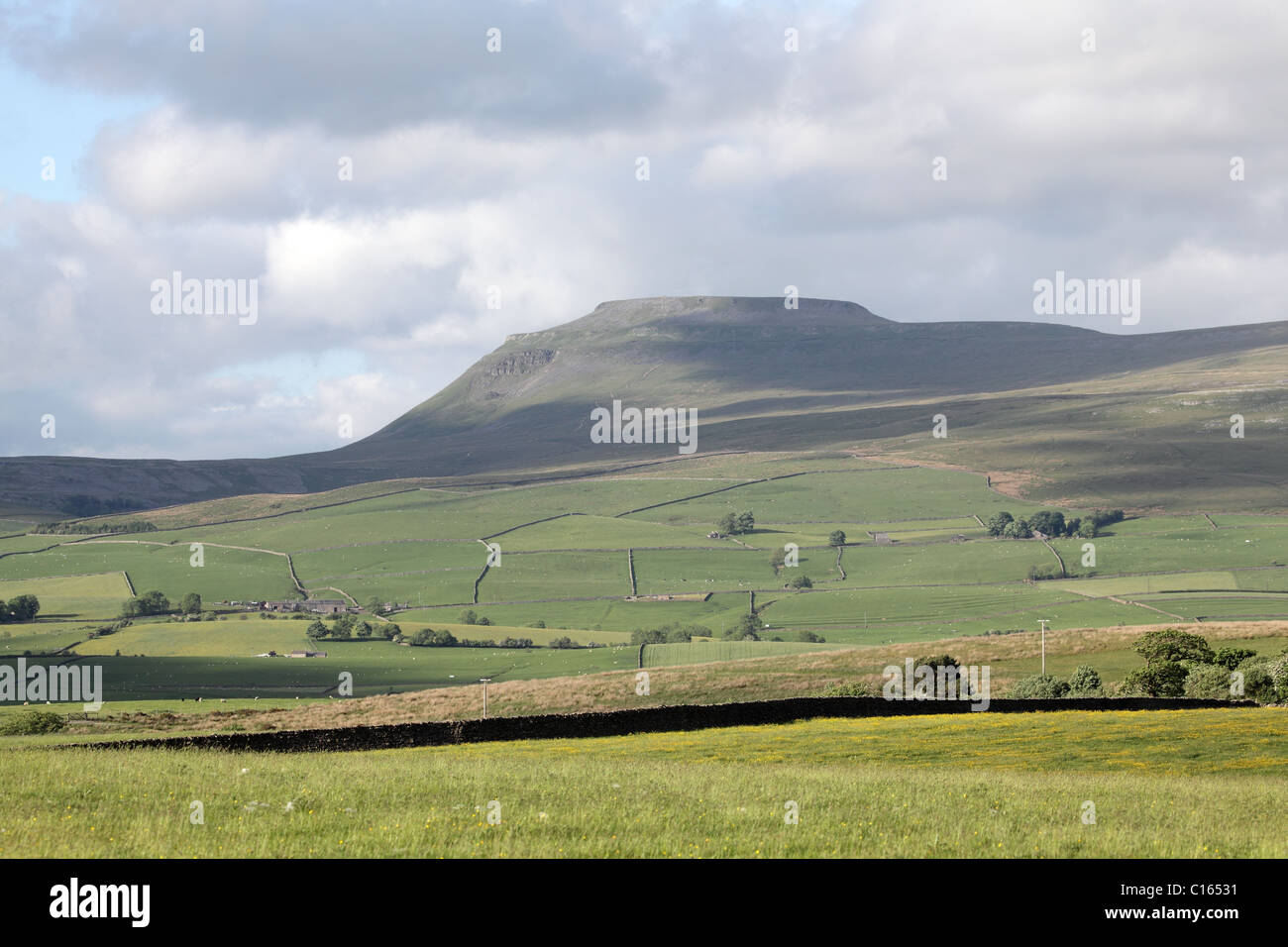 Ingleborough yorkshire hi-res stock photography and images - Alamy