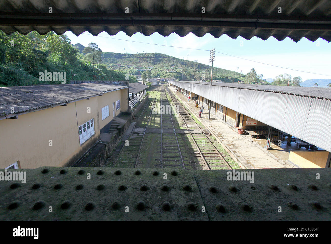 Platform track footbridge architecture hi-res stock photography and ...