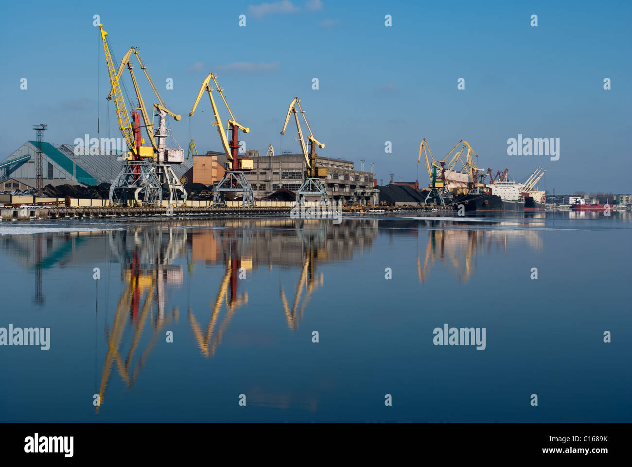 Loading port hi-res stock photography and images - Alamy