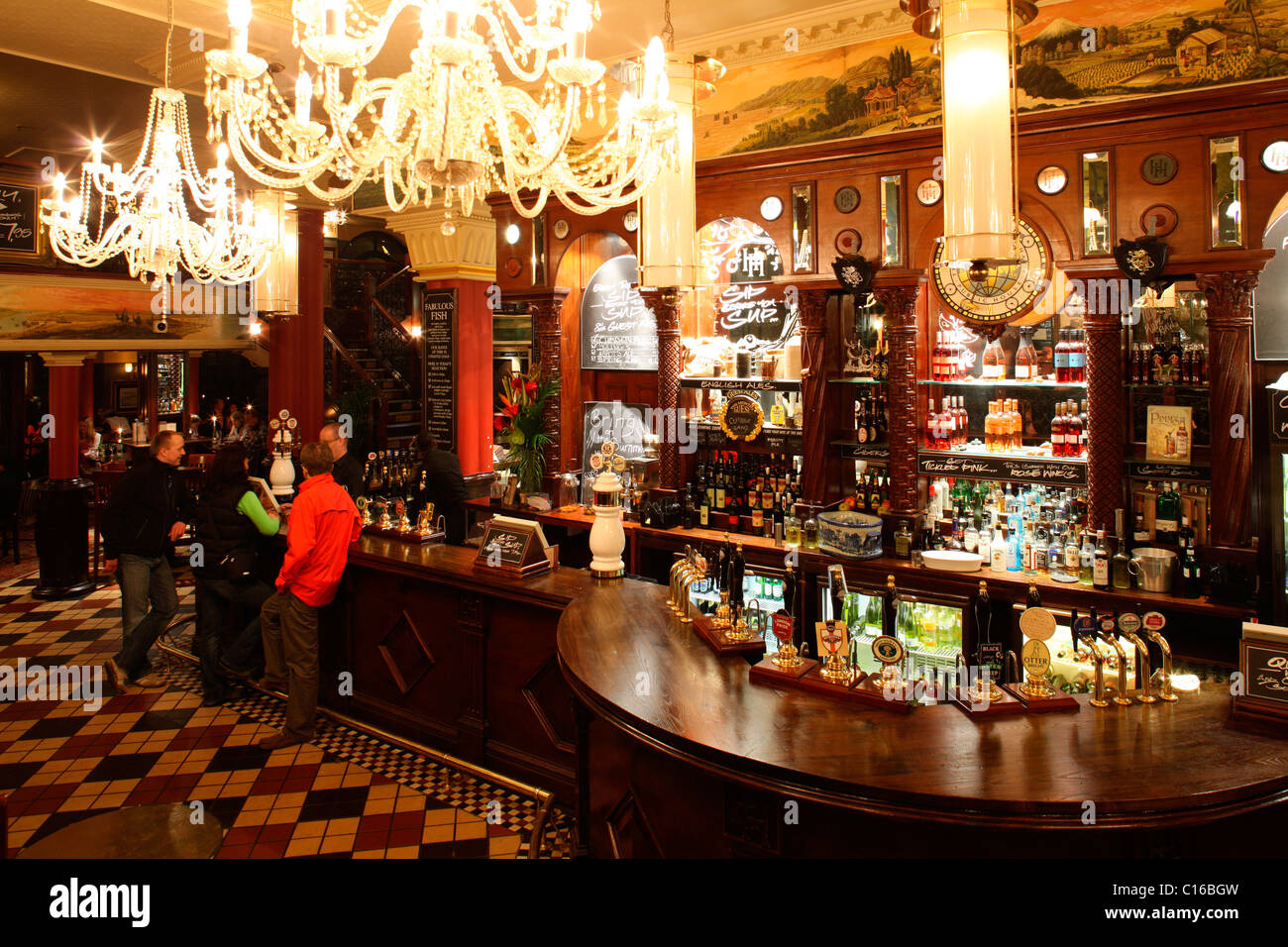 English pub interior lighting hi-res stock photography and images - Alamy