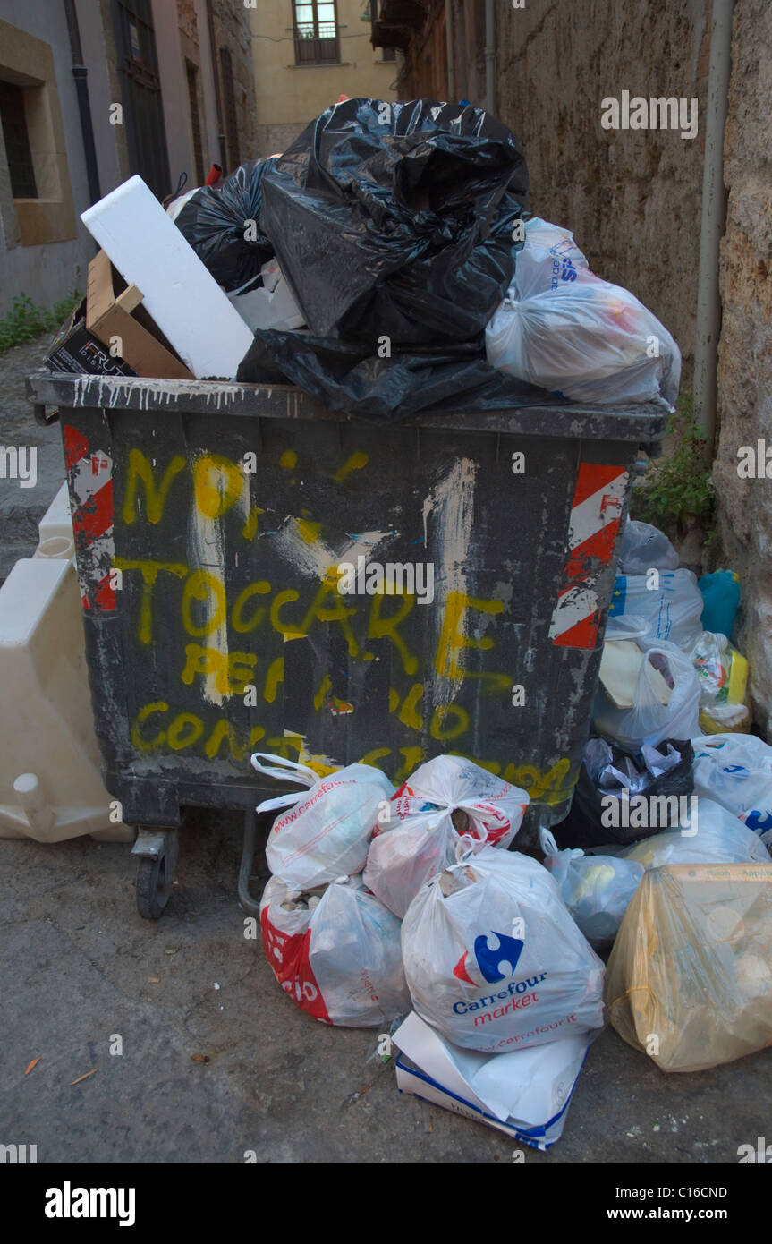 Garbage Bin Italy Stock Photos & Garbage Bin Italy Stock Images - Alamy